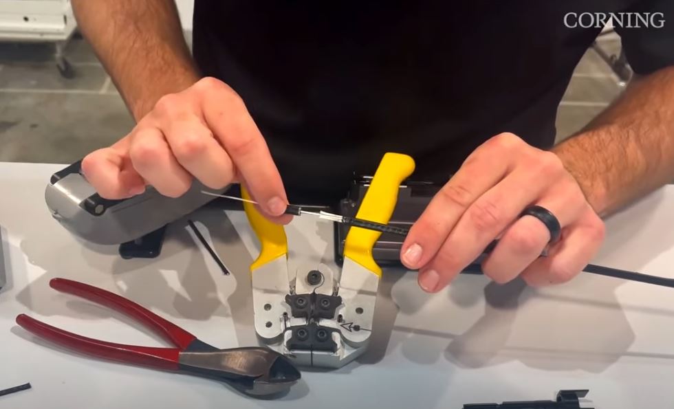 Đầu nối Corning OptiTap® có thể cài đặt tại chỗ trên cáp thuê bao ROC ...